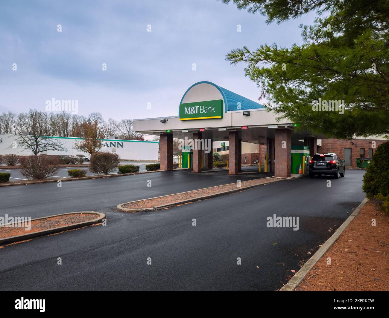 New Hartford, New York - Nov 11, 2022: Landscape Wide View of M&T Bank ...