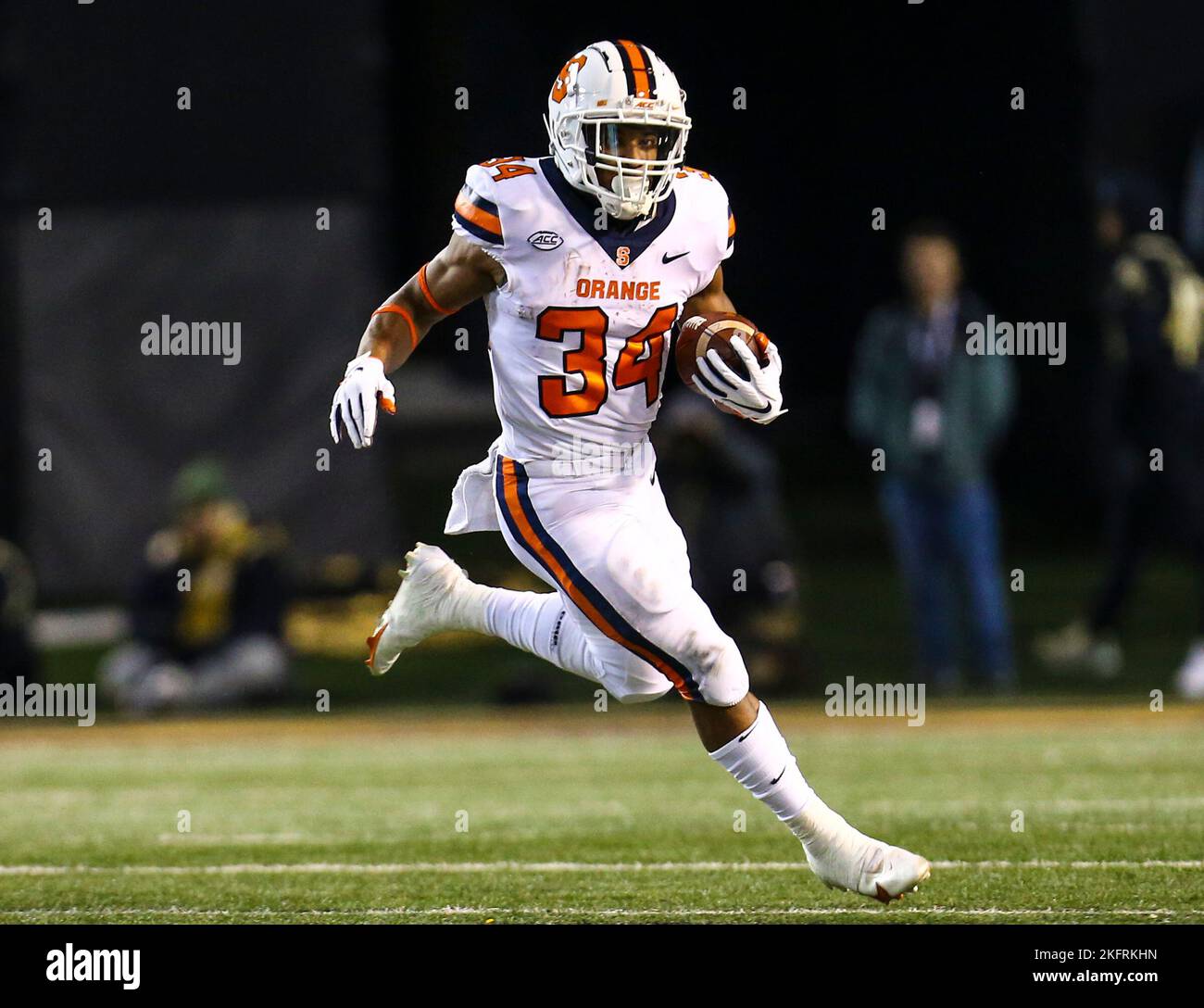 November 19, 2022: Syracuse University sophomore Sean Tucker (34) runs ...