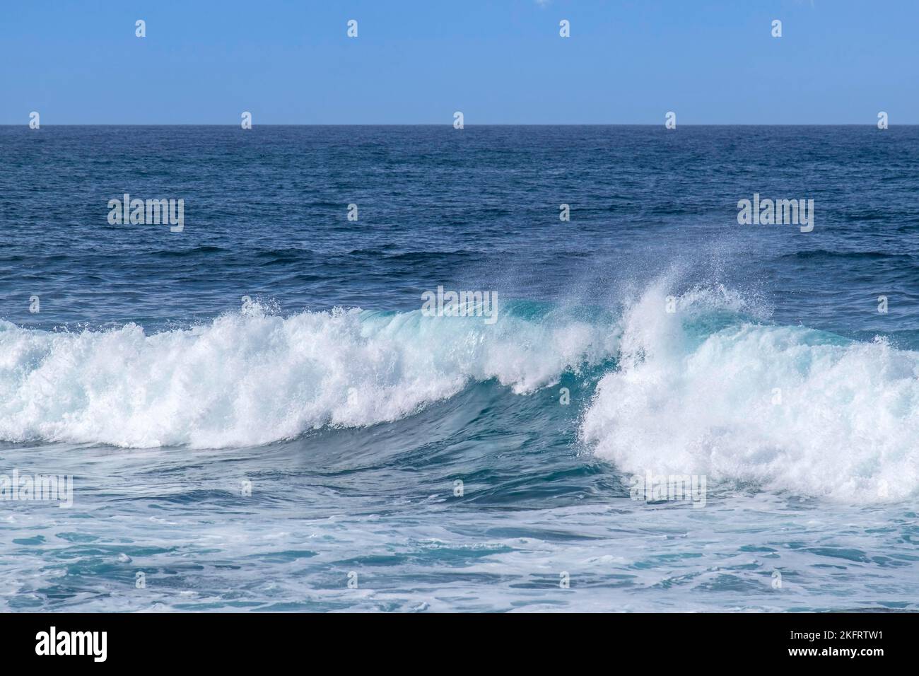 Powerful atlantic ocean wave hi-res stock photography and images - Alamy