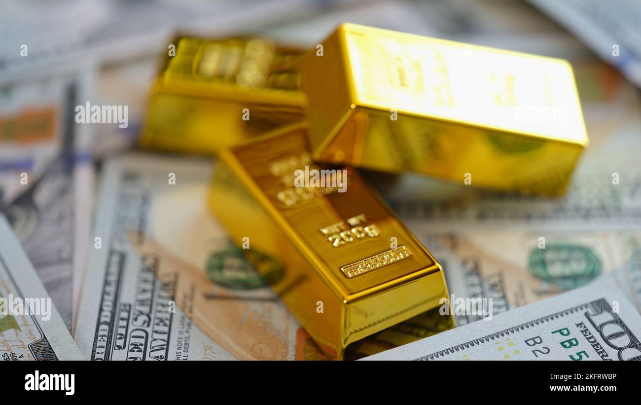 Gold bars on us dollar banknotes hi-res stock photography and images ...