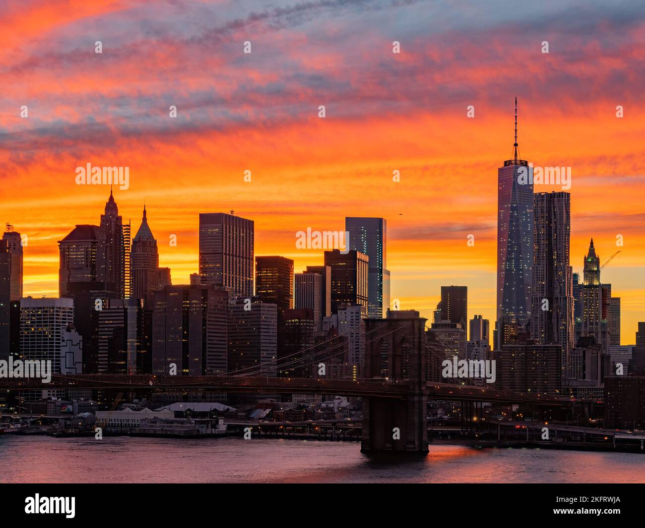 Sunset afterglow of the Brooklyn Bridge and New York City skyline at ...