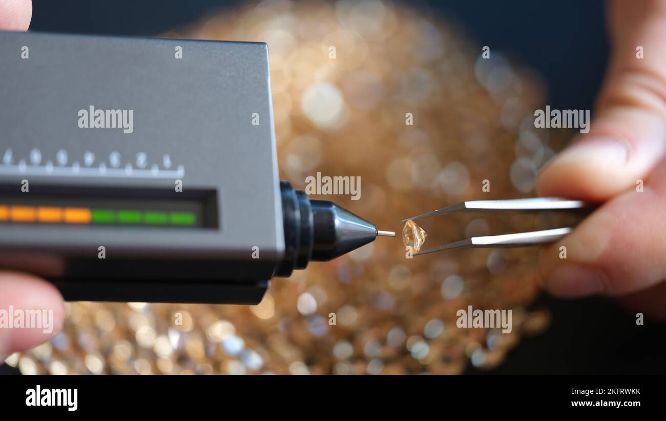 Diamond quality scale hi-res stock photography and images - Alamy