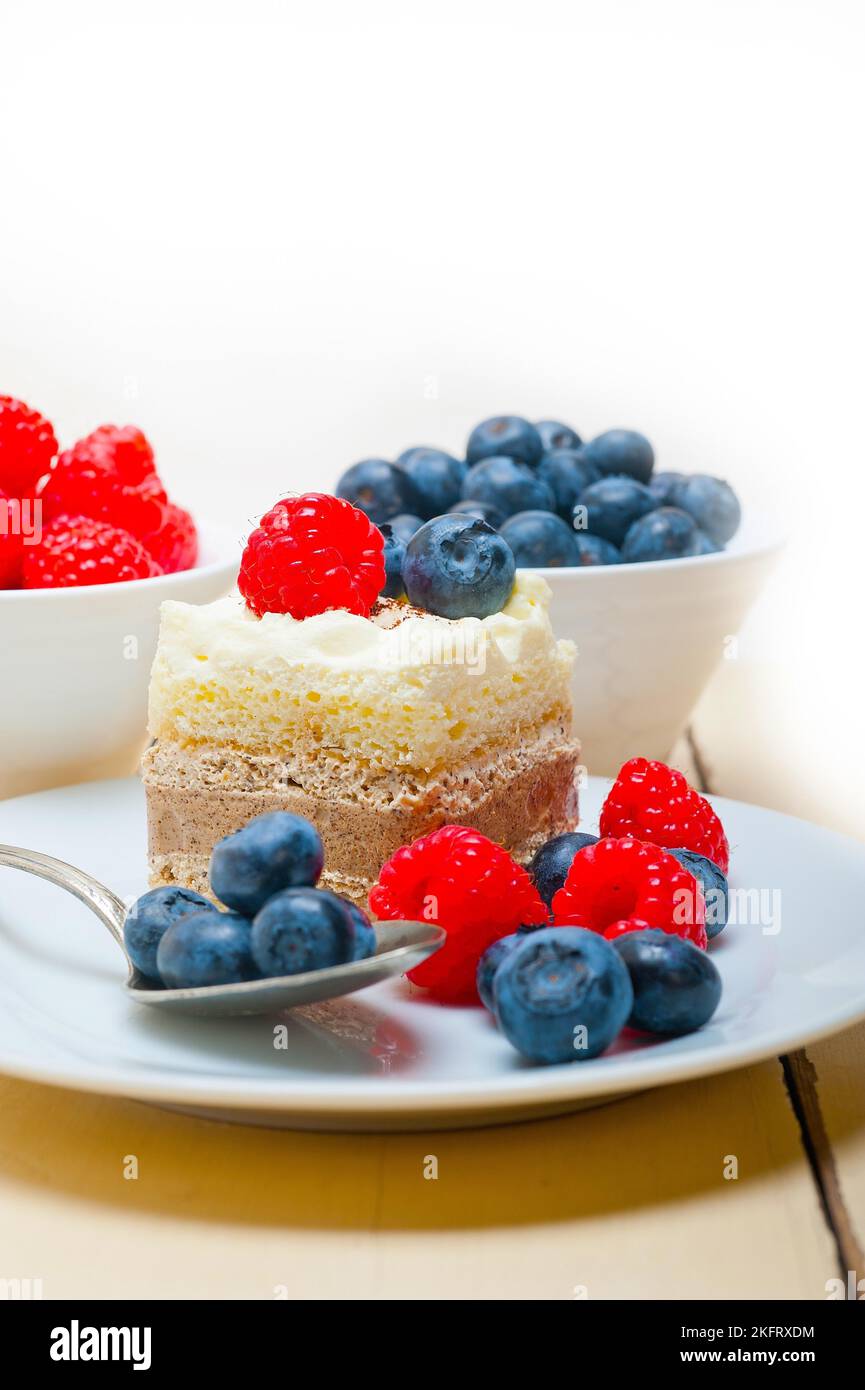 Raspberry and blueberry cake hi-res stock photography and images - Alamy