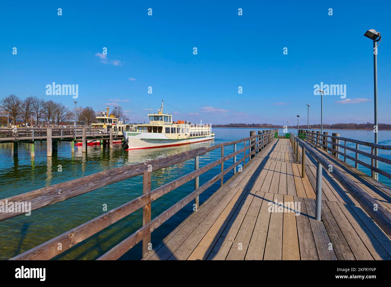 Lake Ciemsee with pier and excursion boat, Prien am Chiemsee, Chiemsee ...