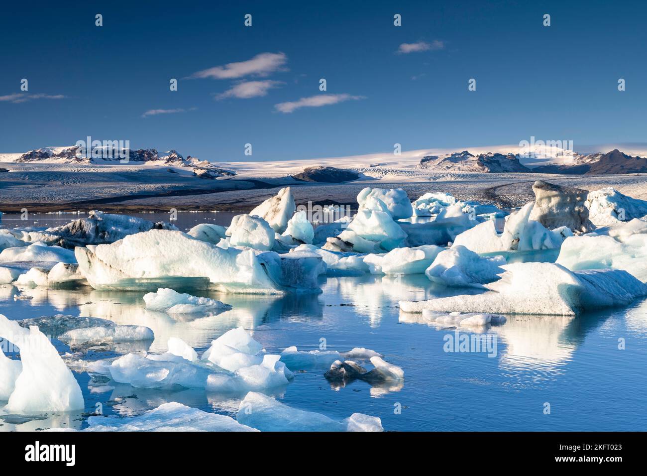 Jökulsarlon glacier lagoon, icebergs with glacier, Vatnajökull National ...