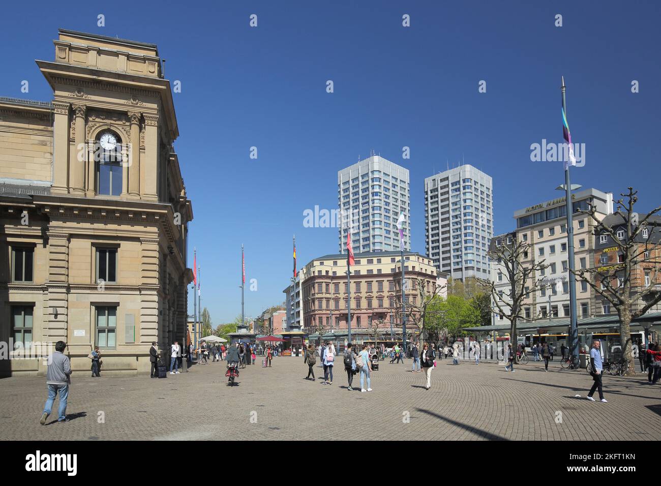 Bahnhofsplatz mt Meneschen and main station building, Mainz, Neustadt ...