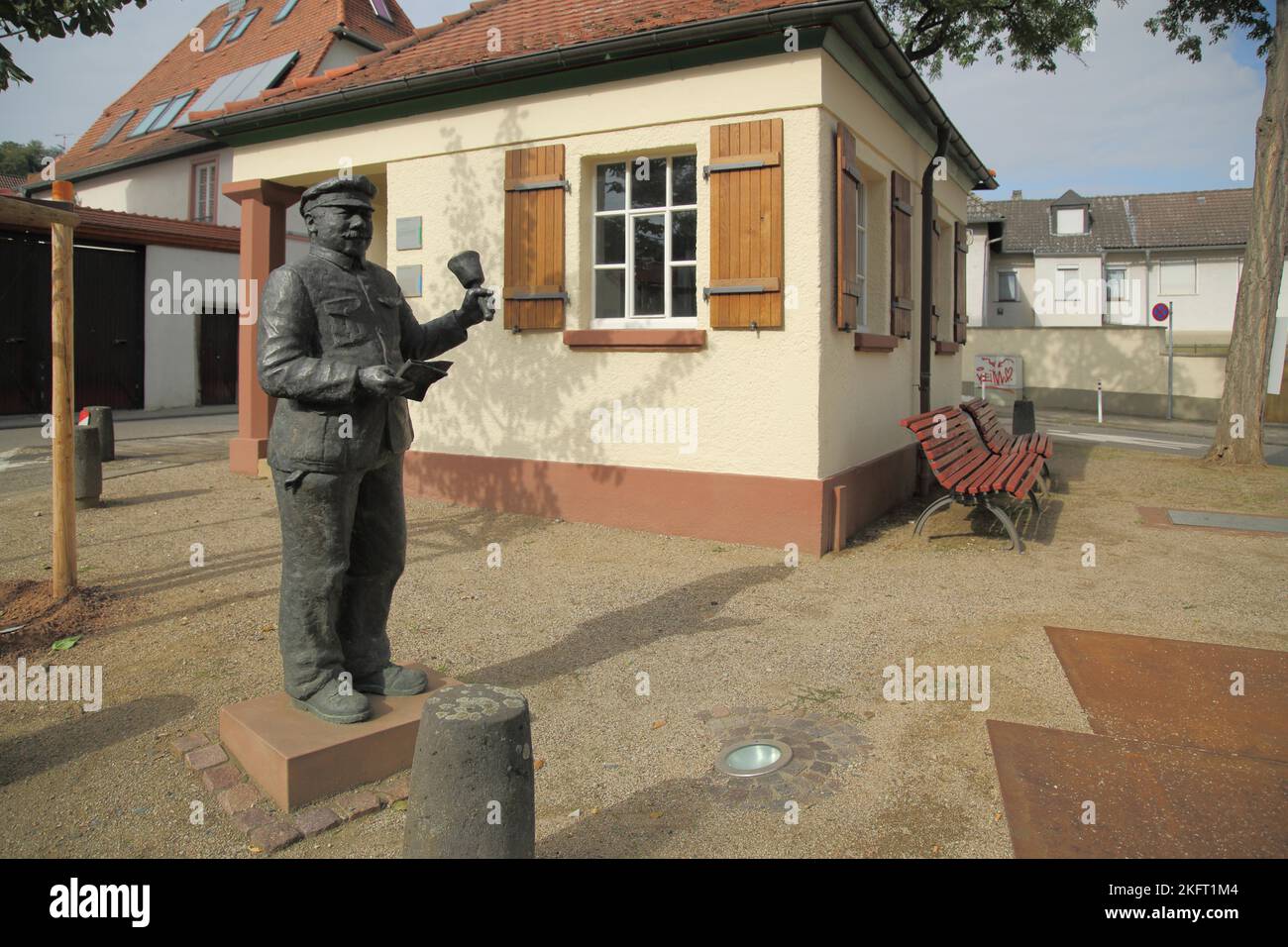 Sculpture Ausscheller in front of the Wiegehäuschen on the market ...