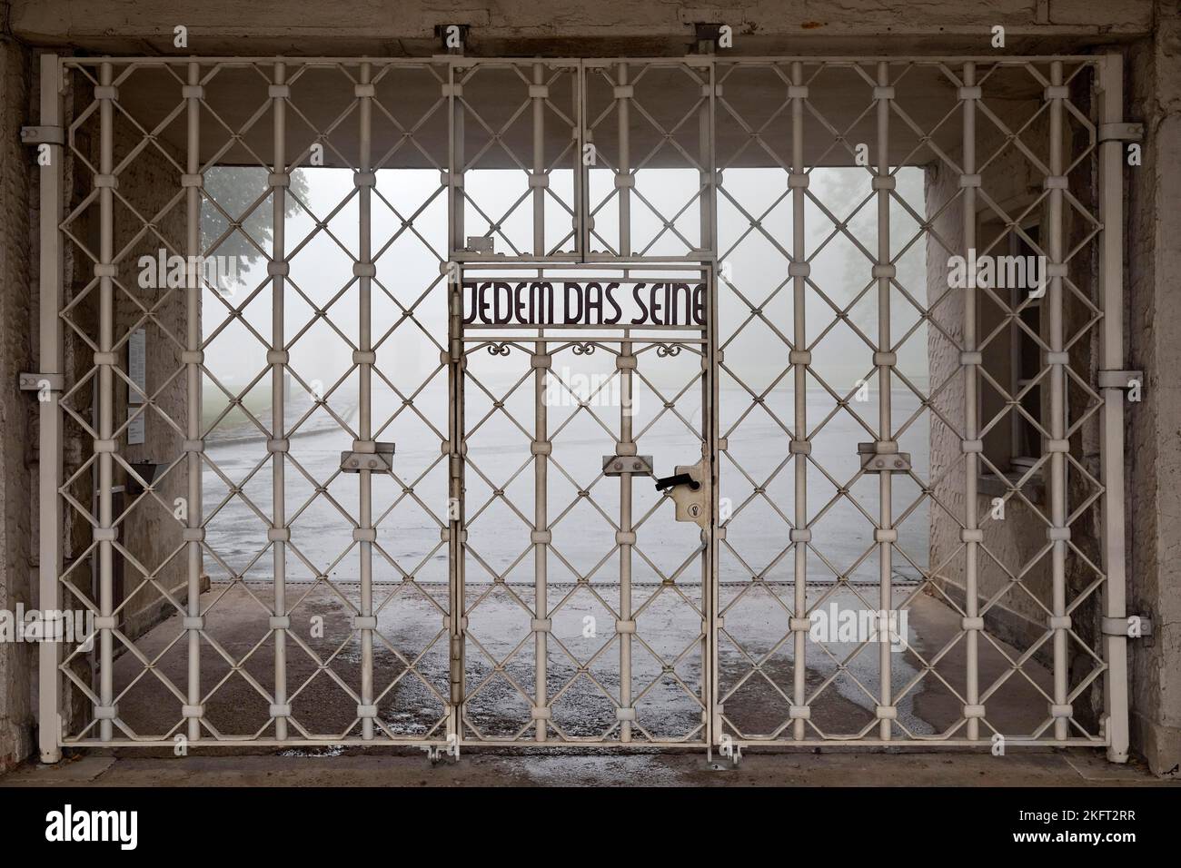 Gate to the beech forest concentration camp with the saying Jedem das ...