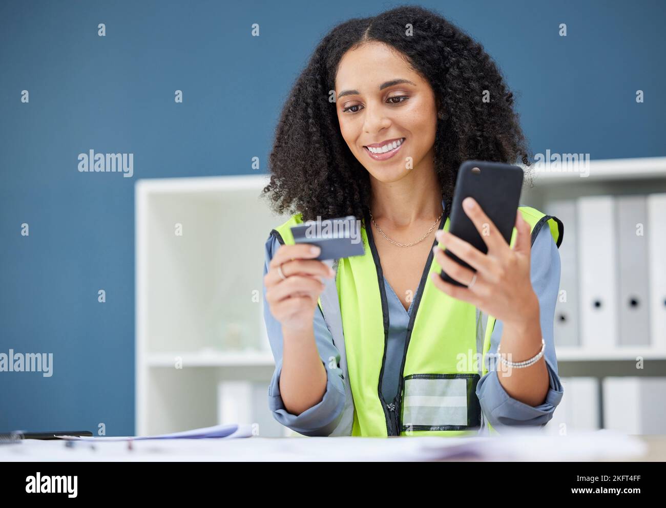 Bank woman card phone hi-res stock photography and images - Alamy