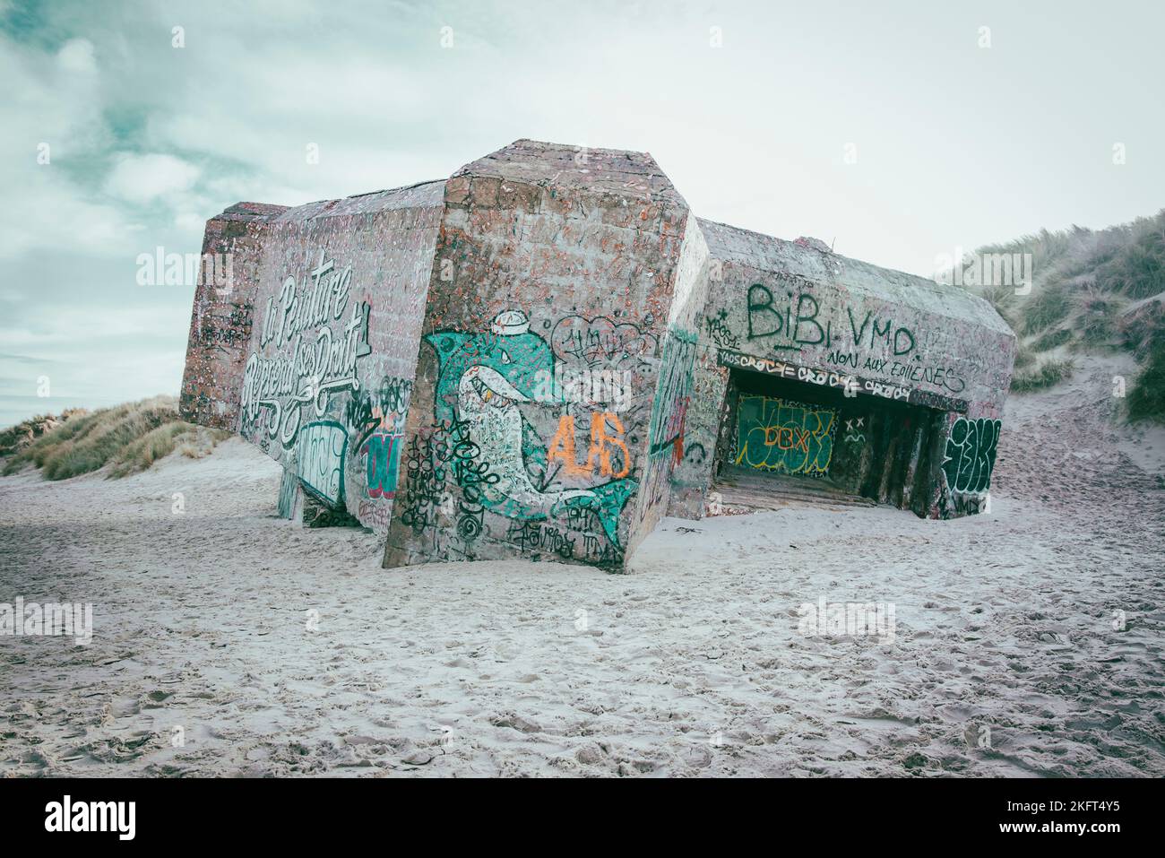 Old concrete bunkers from WW2 on Dunkirk beach Stock Photo - Alamy