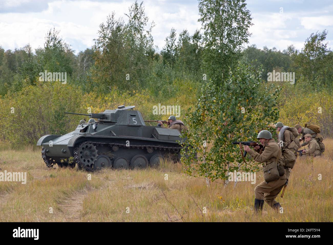Attack of Soviet T25 tank and Soviet soldiers with rifles ...