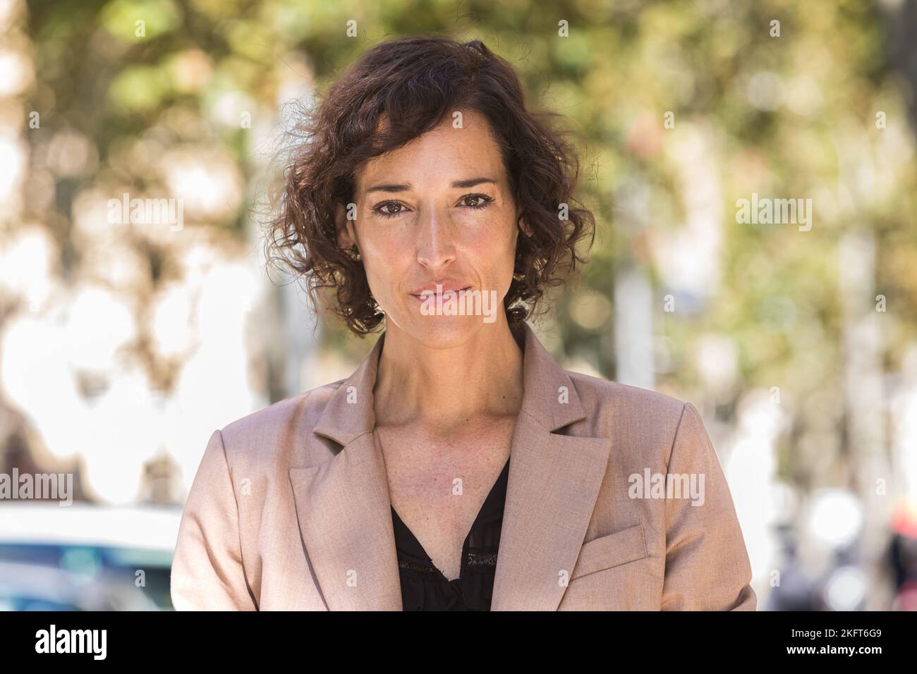 Female executive looking at camera hi-res stock photography and images ...