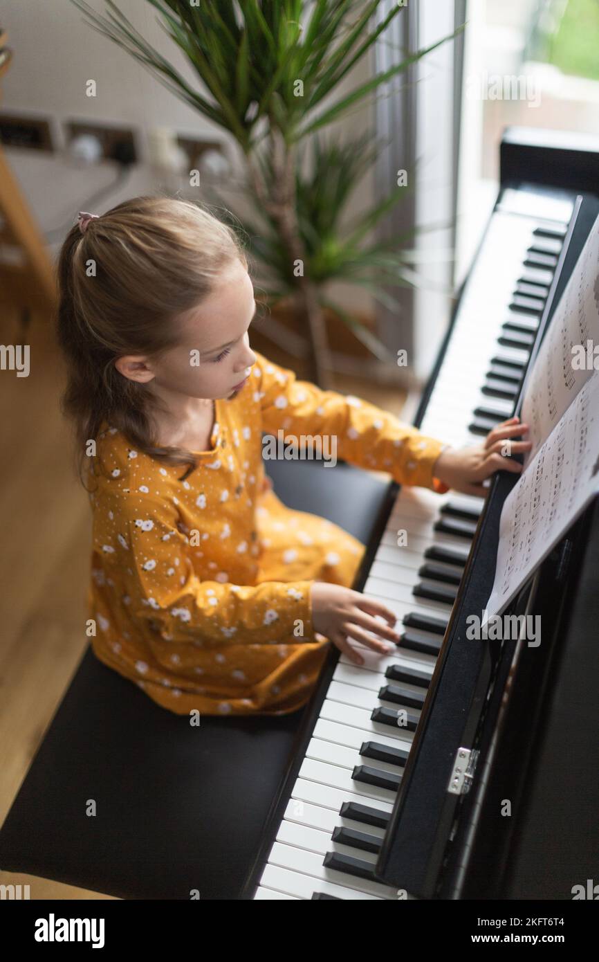 Hand on piano from above hi-res stock photography and images - Alamy