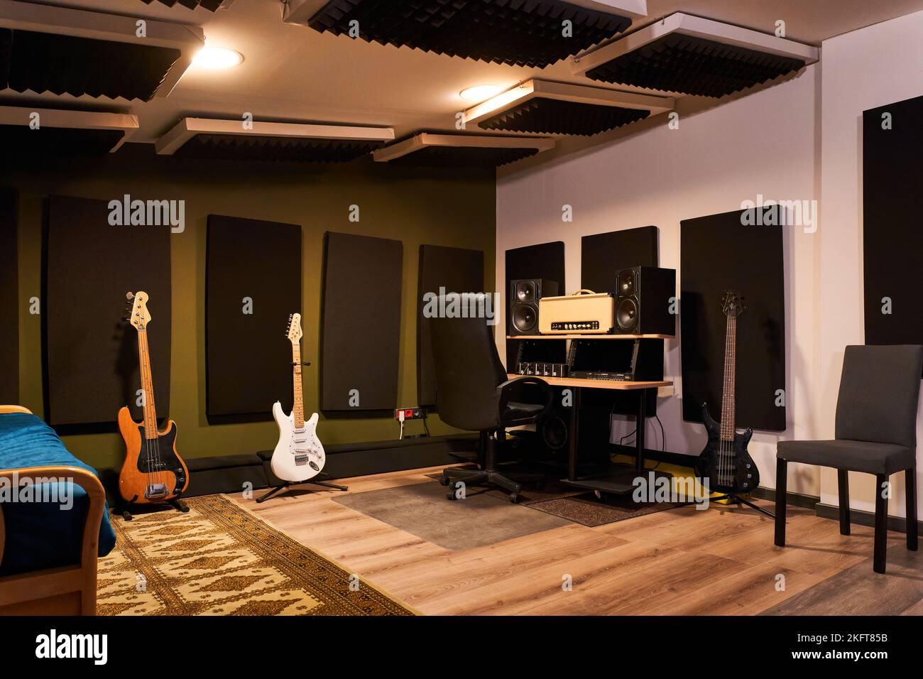 Frames guitars hi-res stock photography and images - Alamy