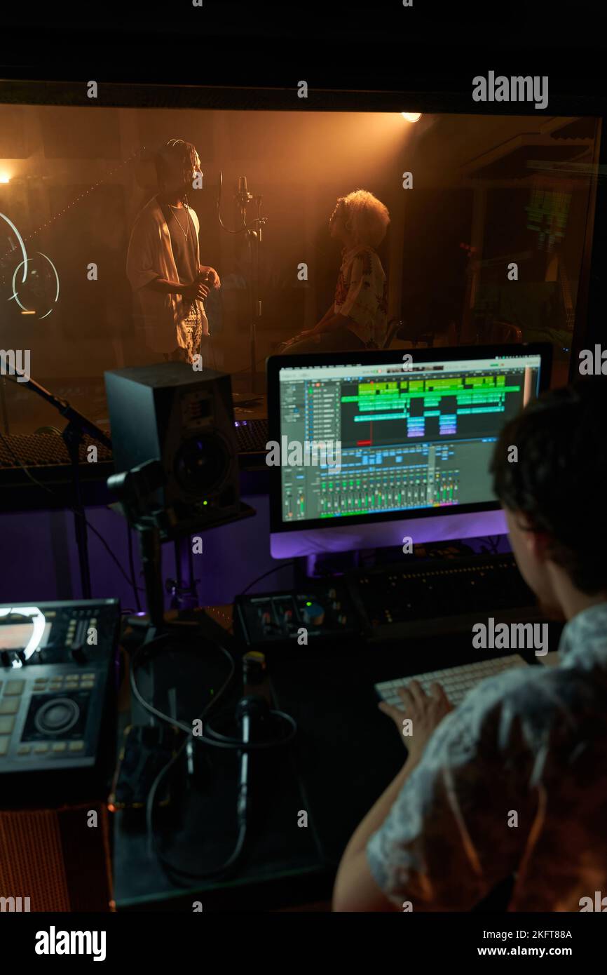 Professional singers hi-res stock photography and images - Alamy