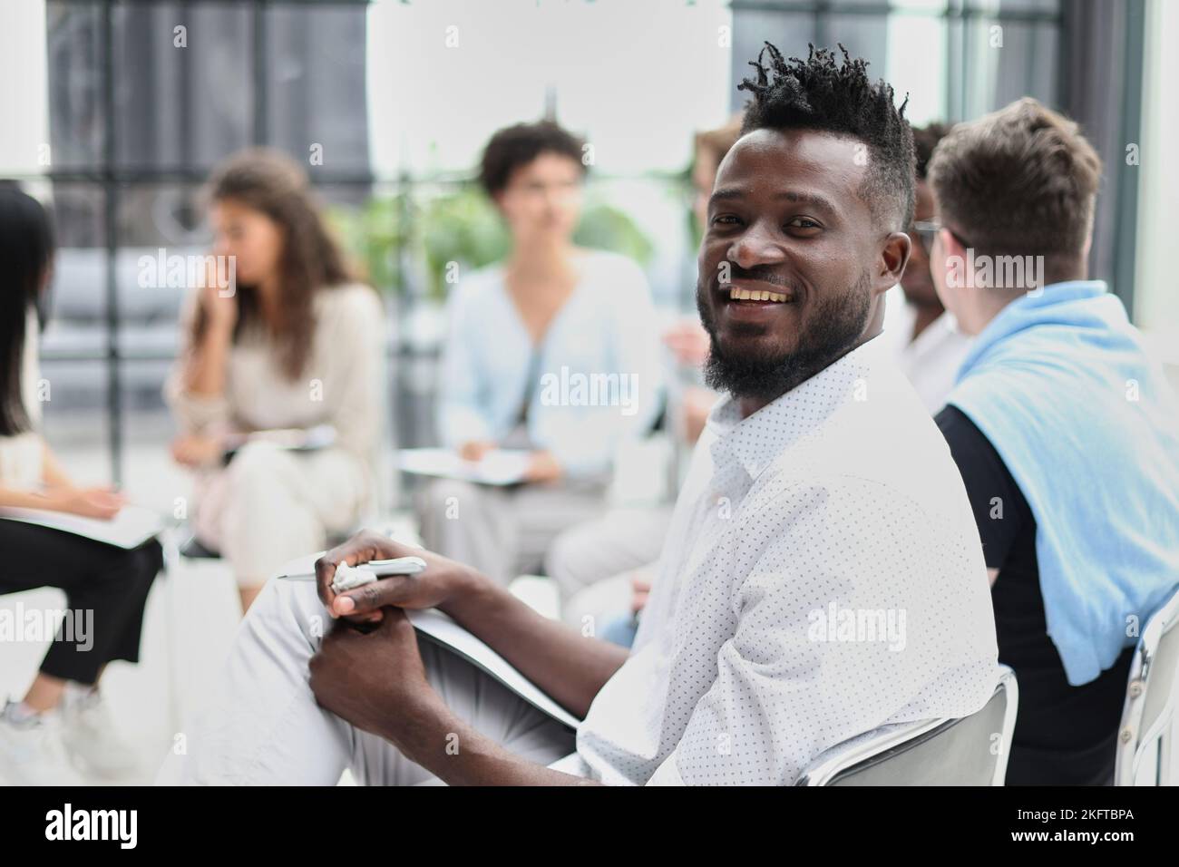 Smiling group diverse businesspeople hi-res stock photography and images - Alamy