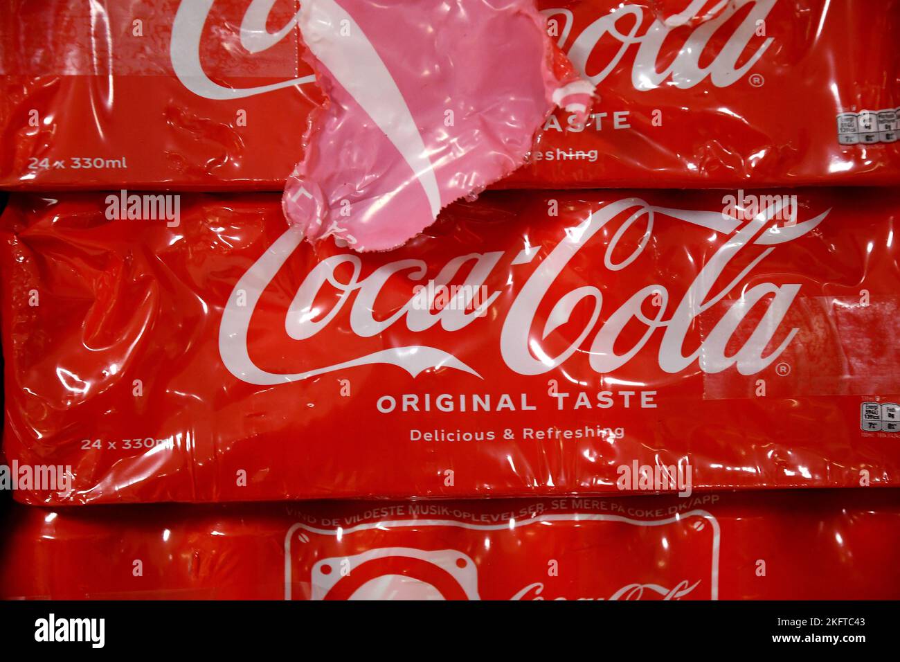 Kastrup/Copenahgen /Denmmark/20 November 2022/. Coca cola original cans ...