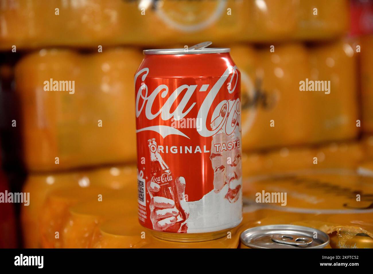 Kastrup/Copenahgen /Denmmark/20 November 2022/. Coca cola original cans ...