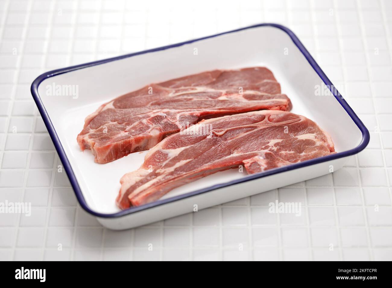 raw lamb shoulder chops on a butcher tray Stock Photo - Alamy