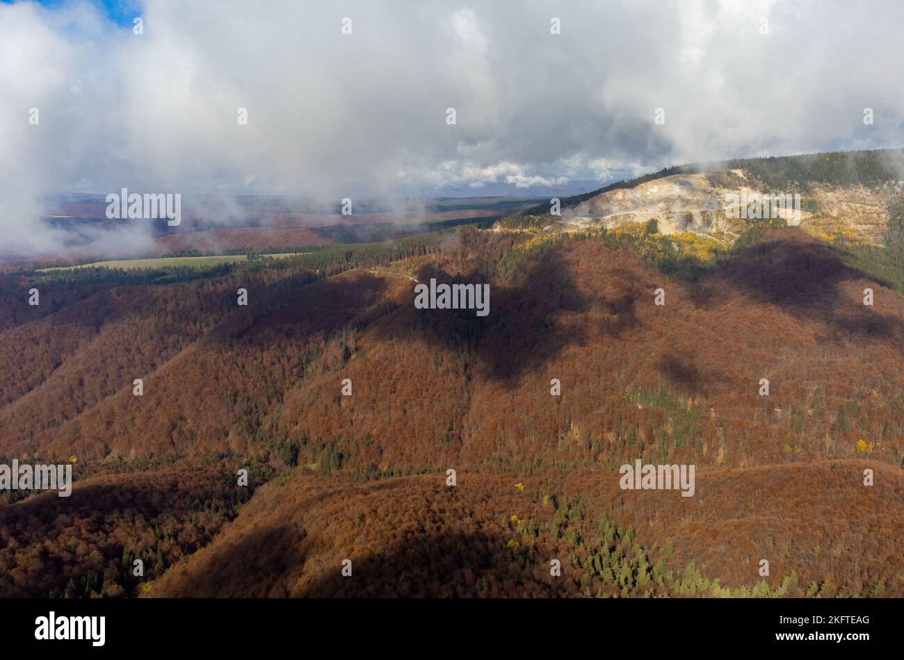 Valley between hills hi-res stock photography and images - Alamy