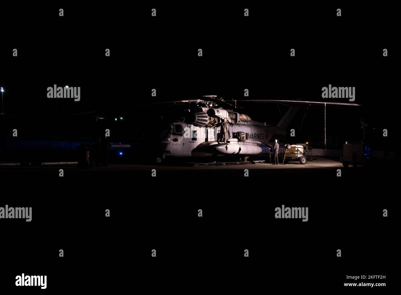 U.S. Marines with Marine Heavy Helicopter Squadron (HMH) 462, Marine ...
