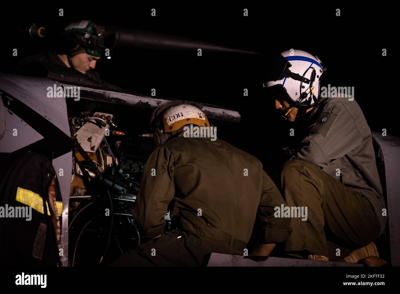 U.S. Marines with Marine Heavy Helicopter Squadron (HMH) 462, Marine ...