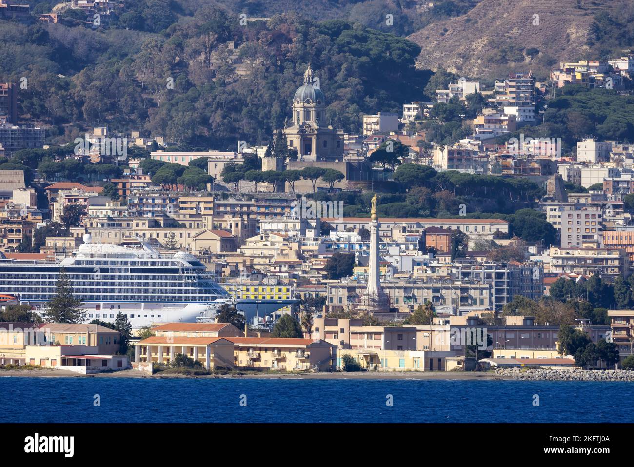 Downtown City by the Sea with mountain background. Messina, Sicilia ...