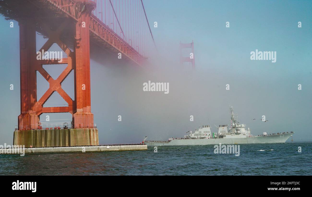 221007-N-VX158-1089 SAN FRANCISCO (Oct. 7, 2022) Arleigh Burke-class ...