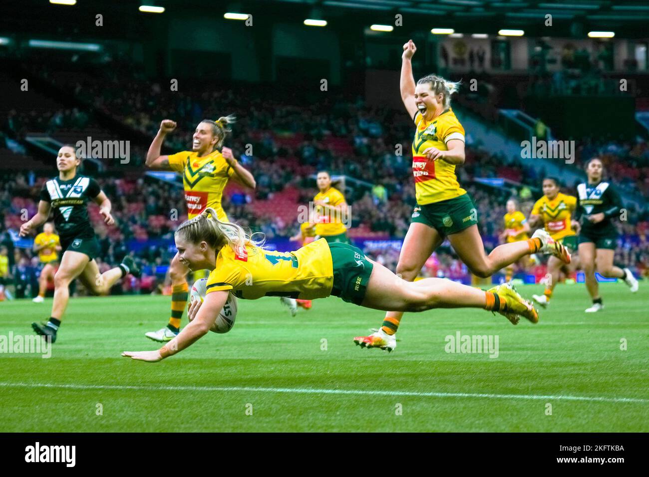 Manchester, UK. 18th Nov, 2022. Tarryn Aiken of Australia (12) scores a ...
