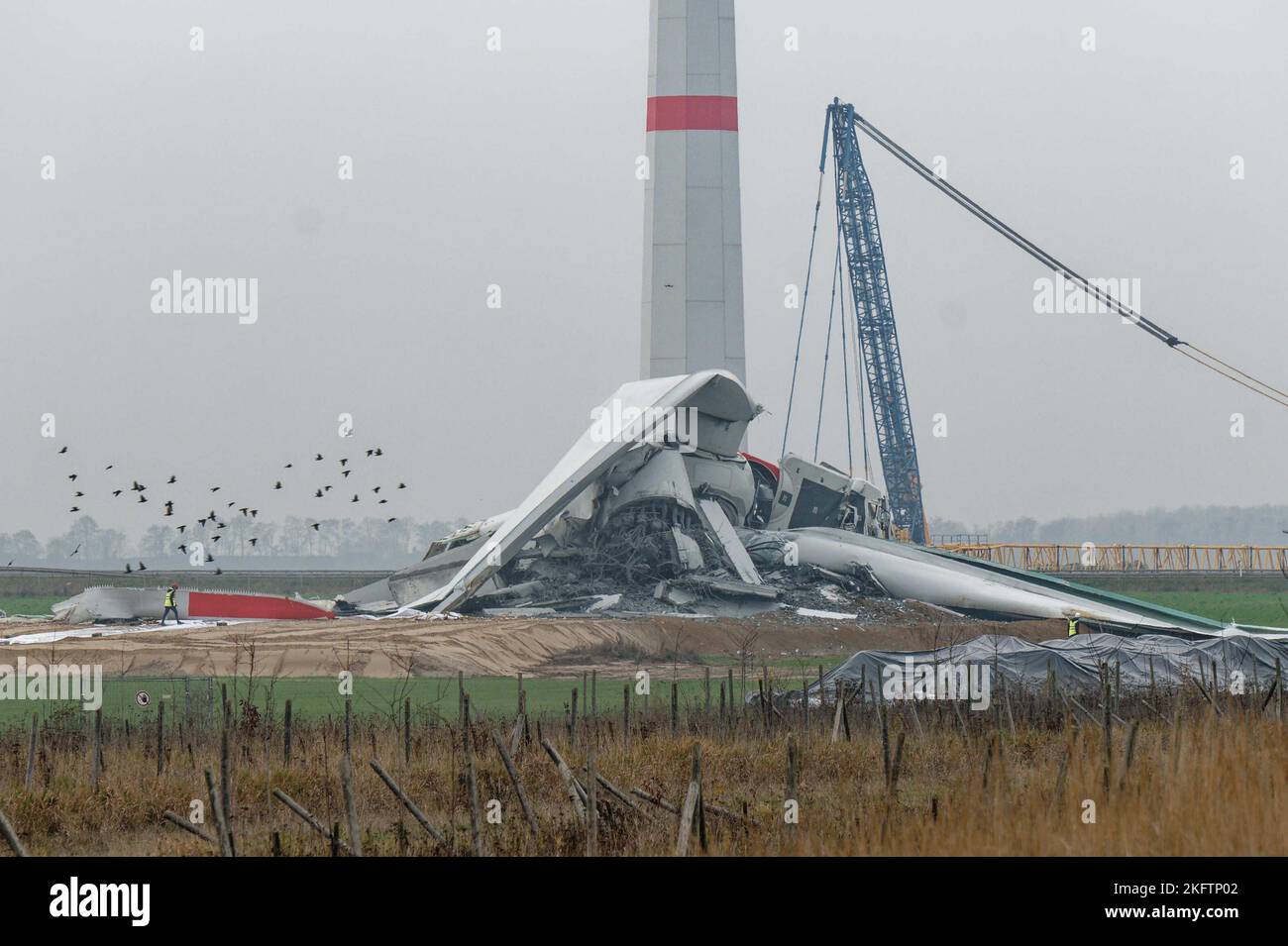 20 November 2022, North Rhine-Westphalia, Jüchen: The remains of a wind ...