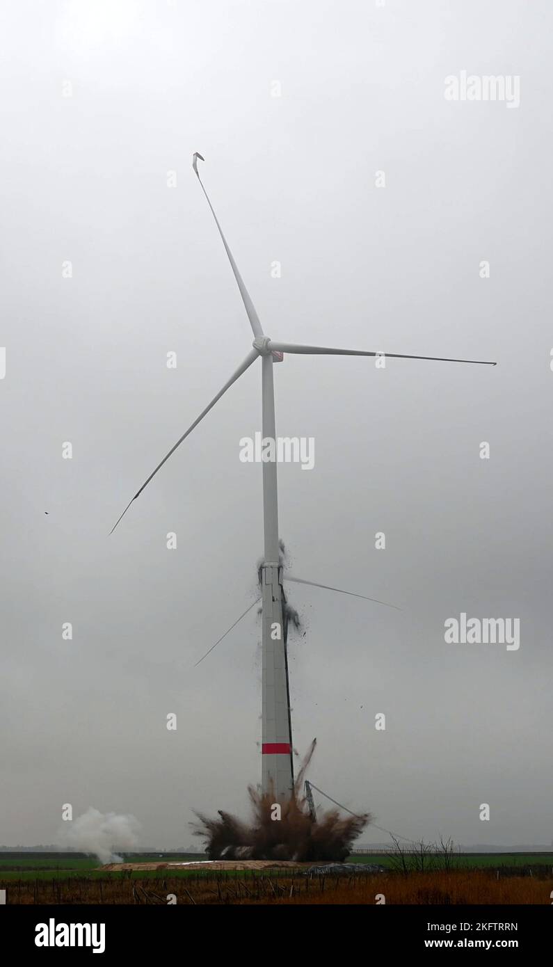 20 November 2022, North Rhine-Westphalia, Jüchen: A wind turbine ...