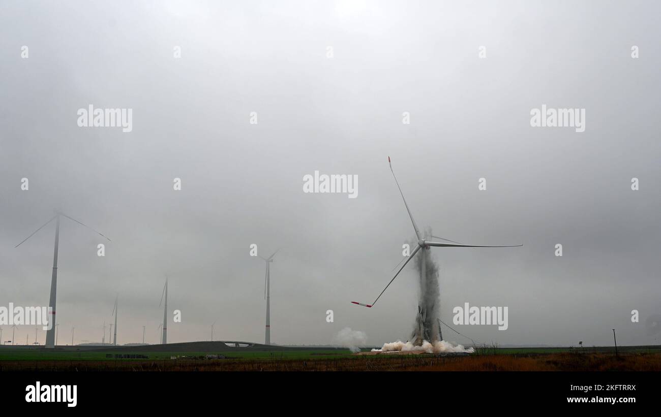20 November 2022, North Rhine-Westphalia, Jüchen: A wind turbine ...