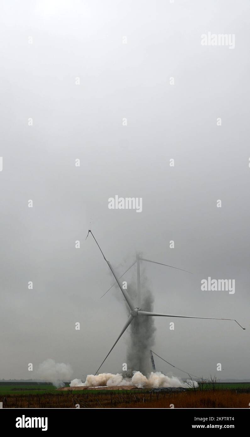 20 November 2022, North Rhine-Westphalia, Jüchen: A wind turbine ...