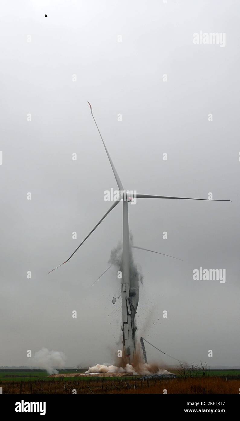 20 November 2022, North Rhine-Westphalia, Jüchen: A wind turbine ...