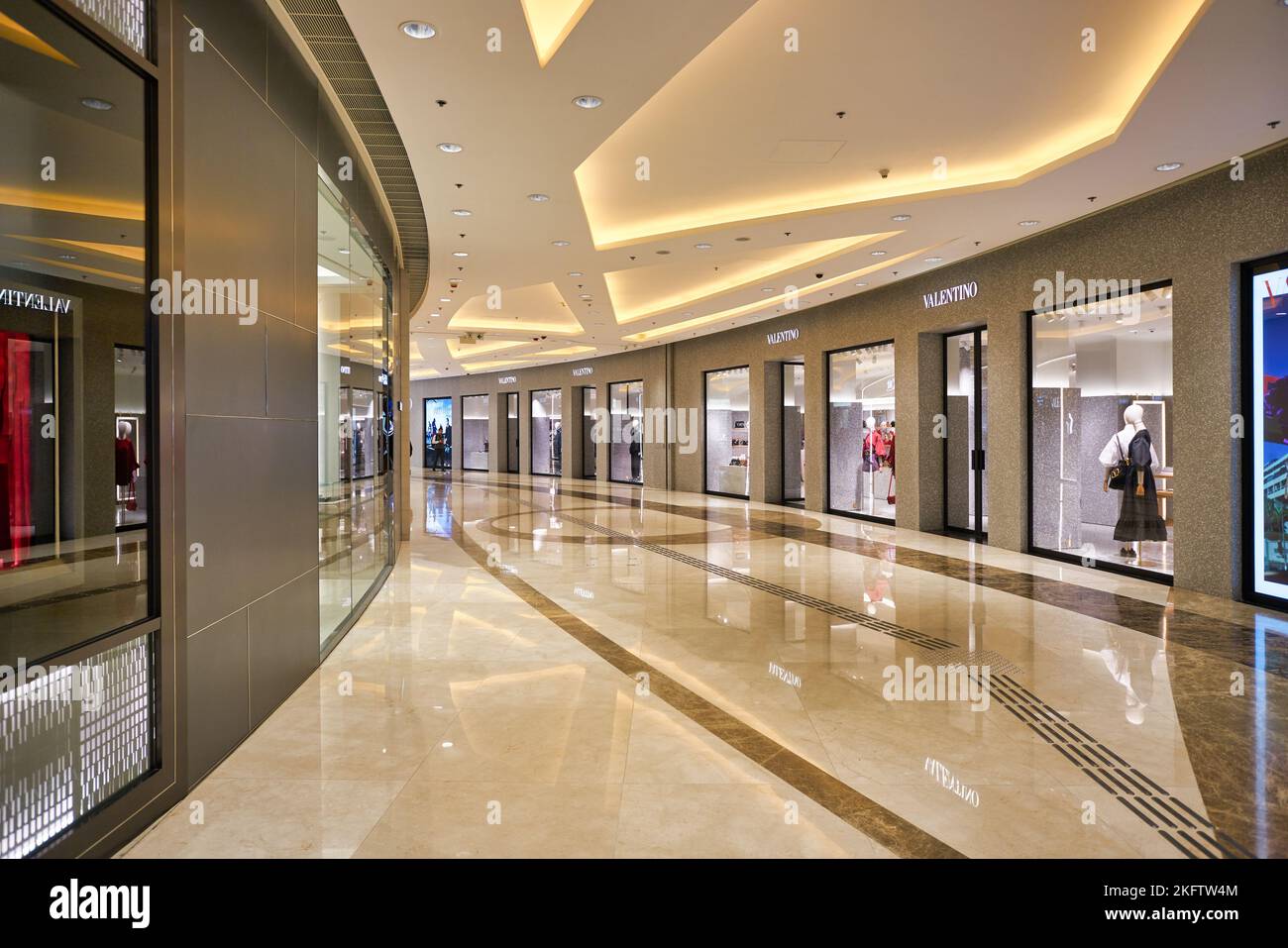 Valentino storefront hi-res stock photography and images - Alamy