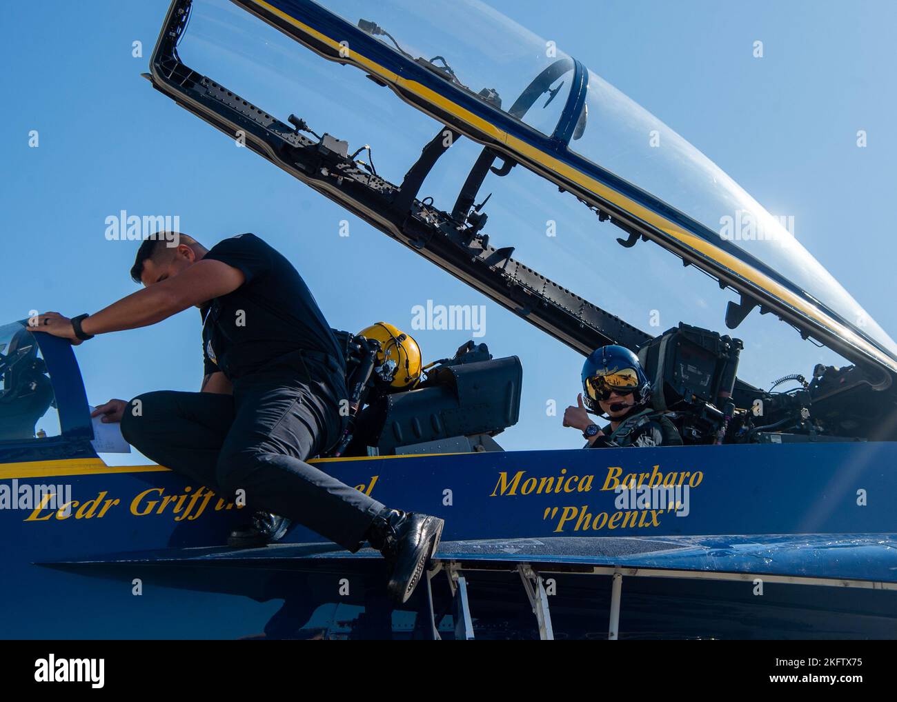 OAKLAND, California (Oct. 07, 2022) Aviation Electrician's Mate Dale ...