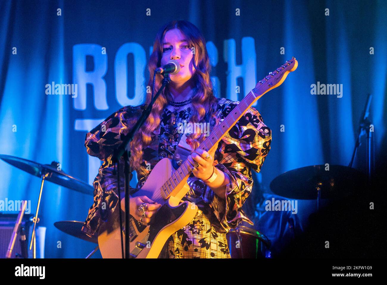 WET LEG - Rhian Teasdale performing live with Wet Leg in London in ...