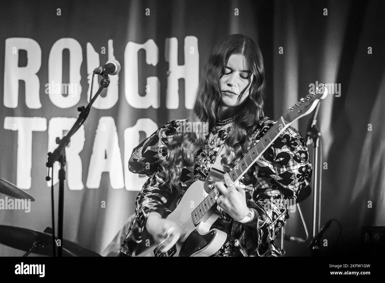 WET LEG - Rhian Teasdale performing live with Wet Leg in London in ...
