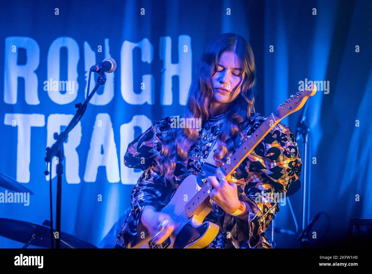 WET LEG - Rhian Teasdale performing live with Wet Leg in London in ...
