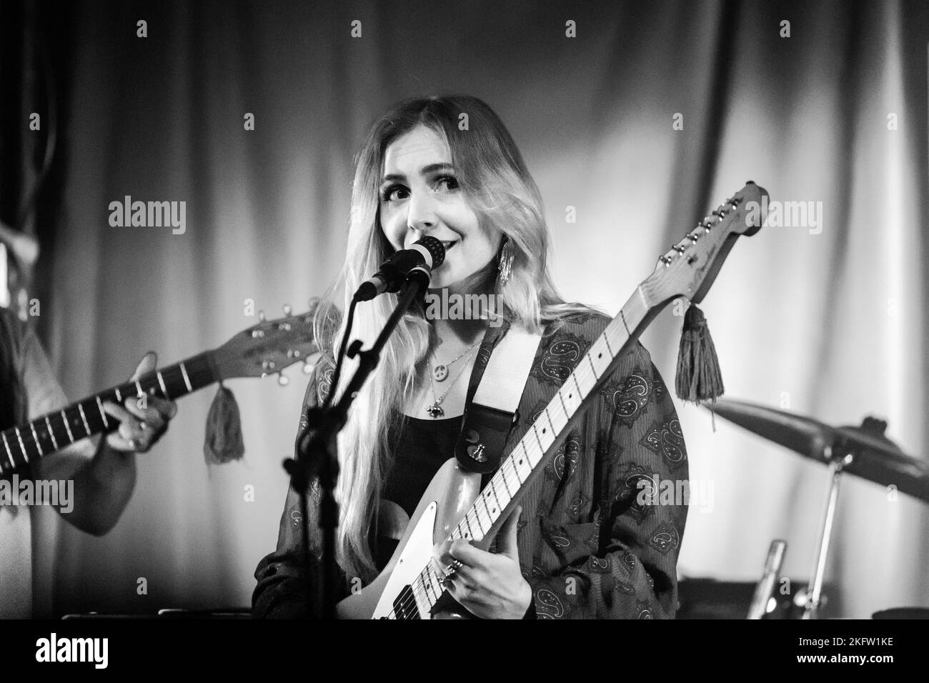 WET LEG - Hester Chambers performing live with Wet Leg in London in ...