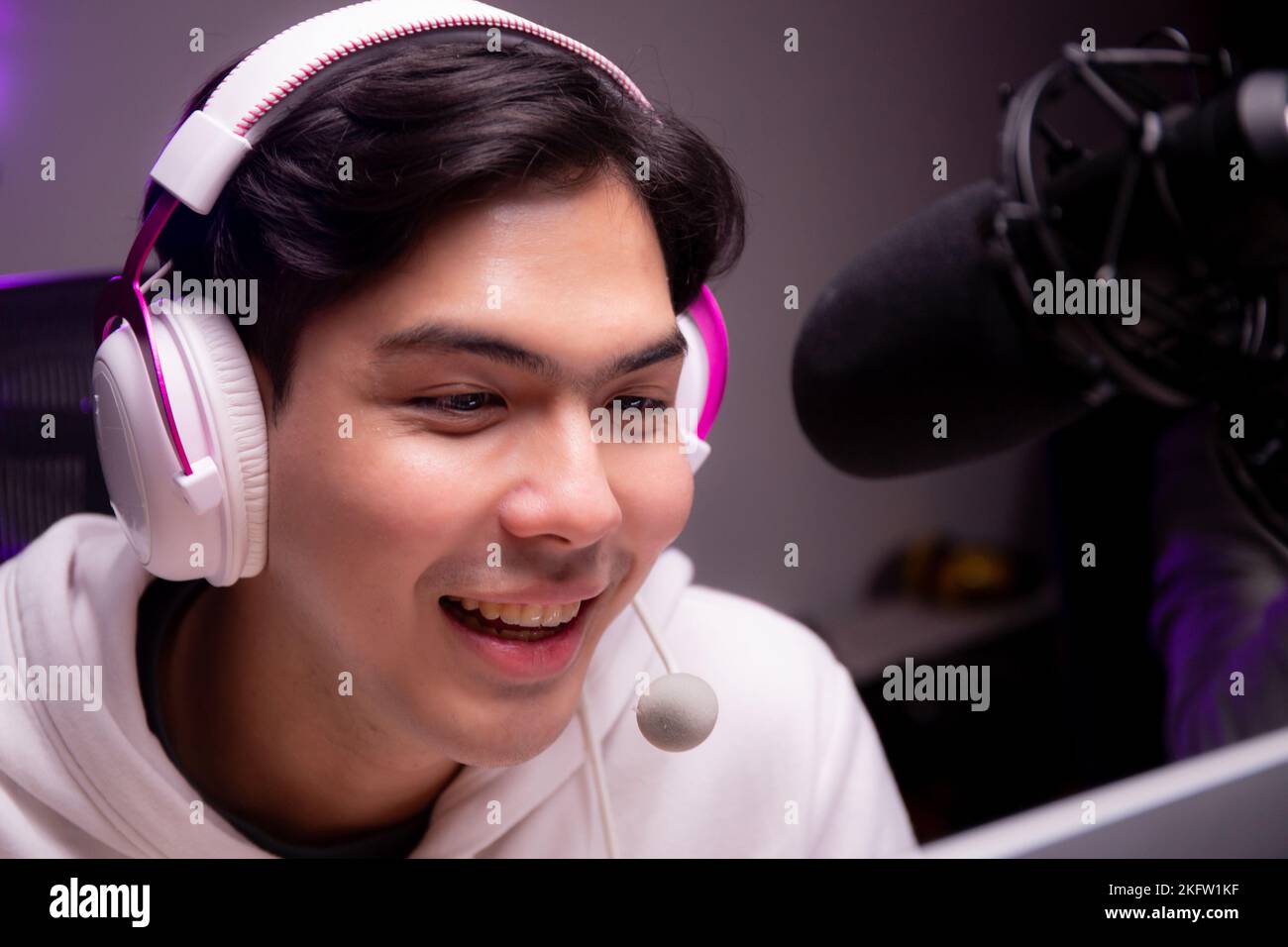 Journalist asian microphone hi-res stock photography and images - Alamy