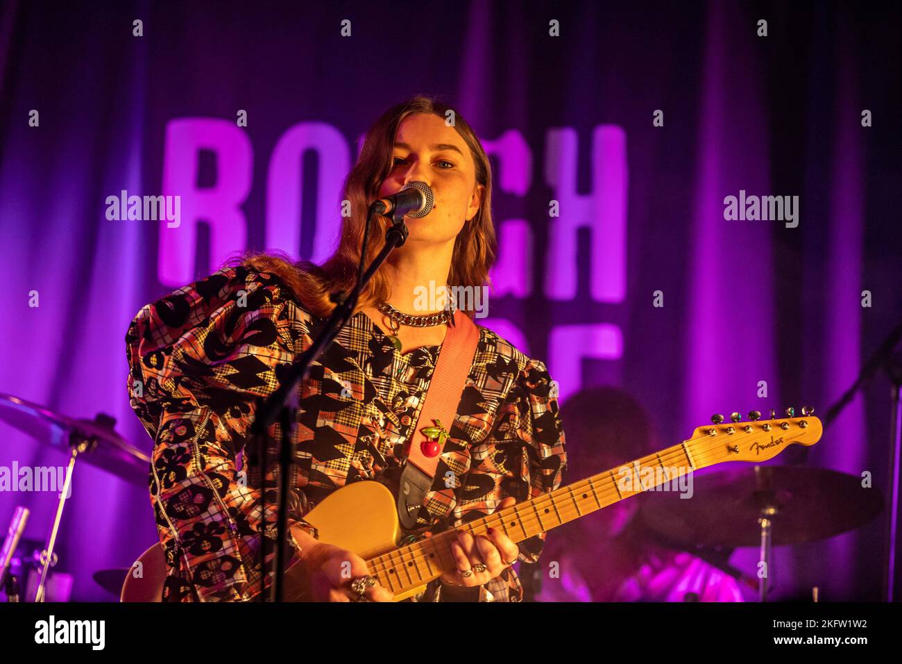 WET LEG - Rhian Teasdale performing live with Wet Leg in London in ...