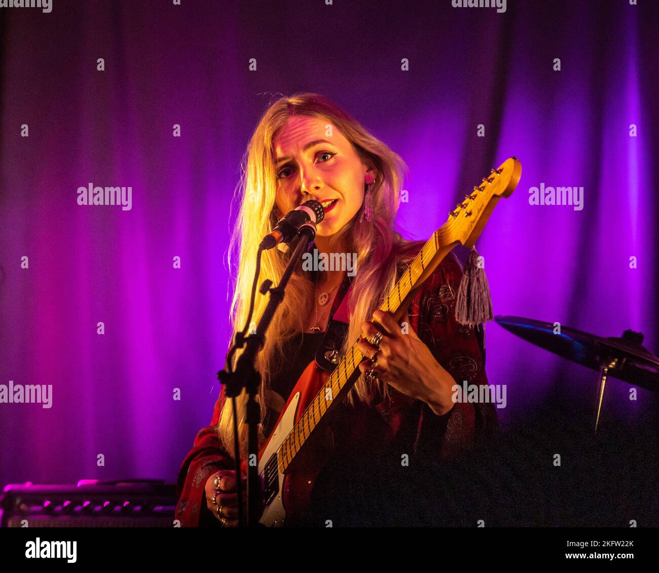 WET LEG - Hester Chambers performing live with Wet Leg in London in ...
