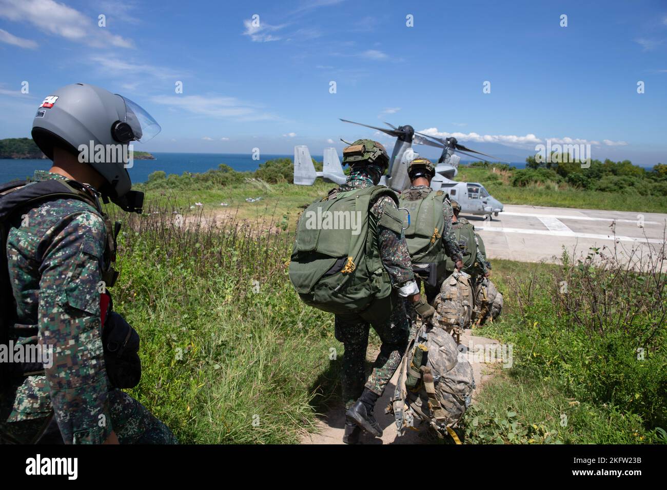 Philippine reconnaissance Marines board a U.S. Marine Corps MV-22B ...