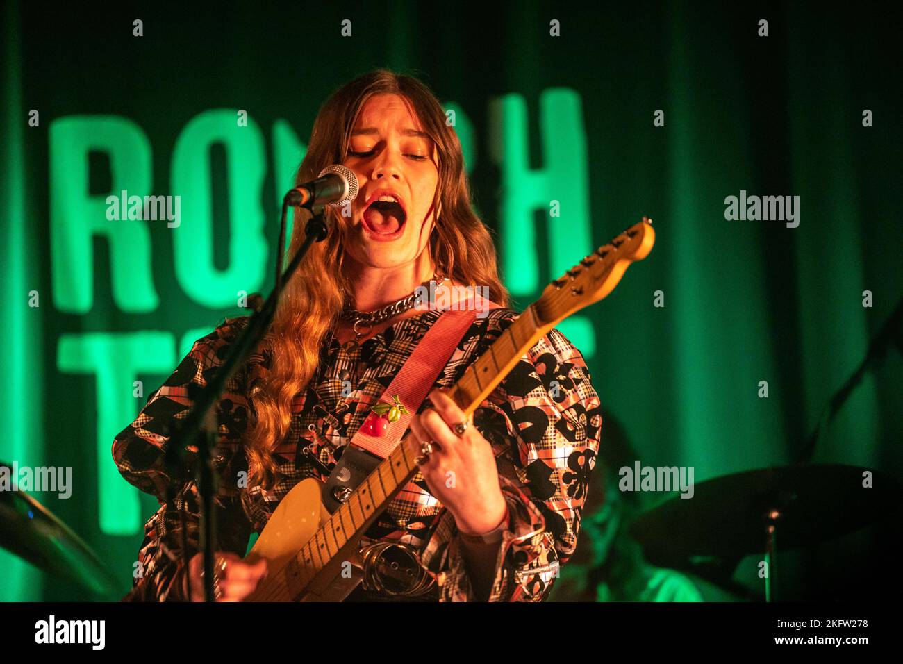 WET LEG - Rhian Teasdale performing live with Wet Leg in London in ...