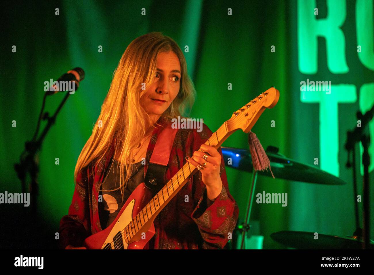 WET LEG - Hester Chambers performing live with Wet Leg in London in ...