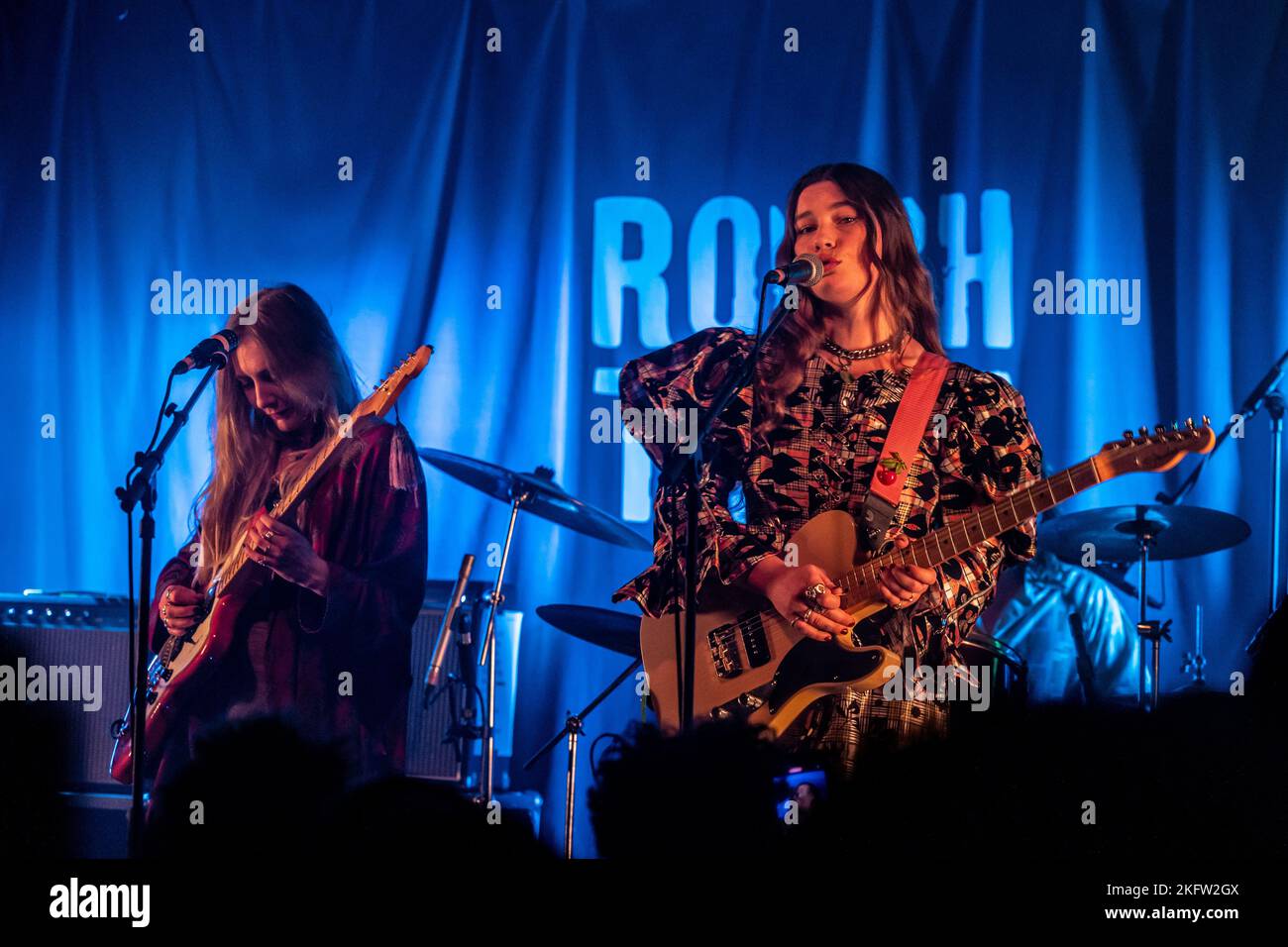 WET LEG - Rhian Teasdale and Hester Chambers performing live with Wet ...
