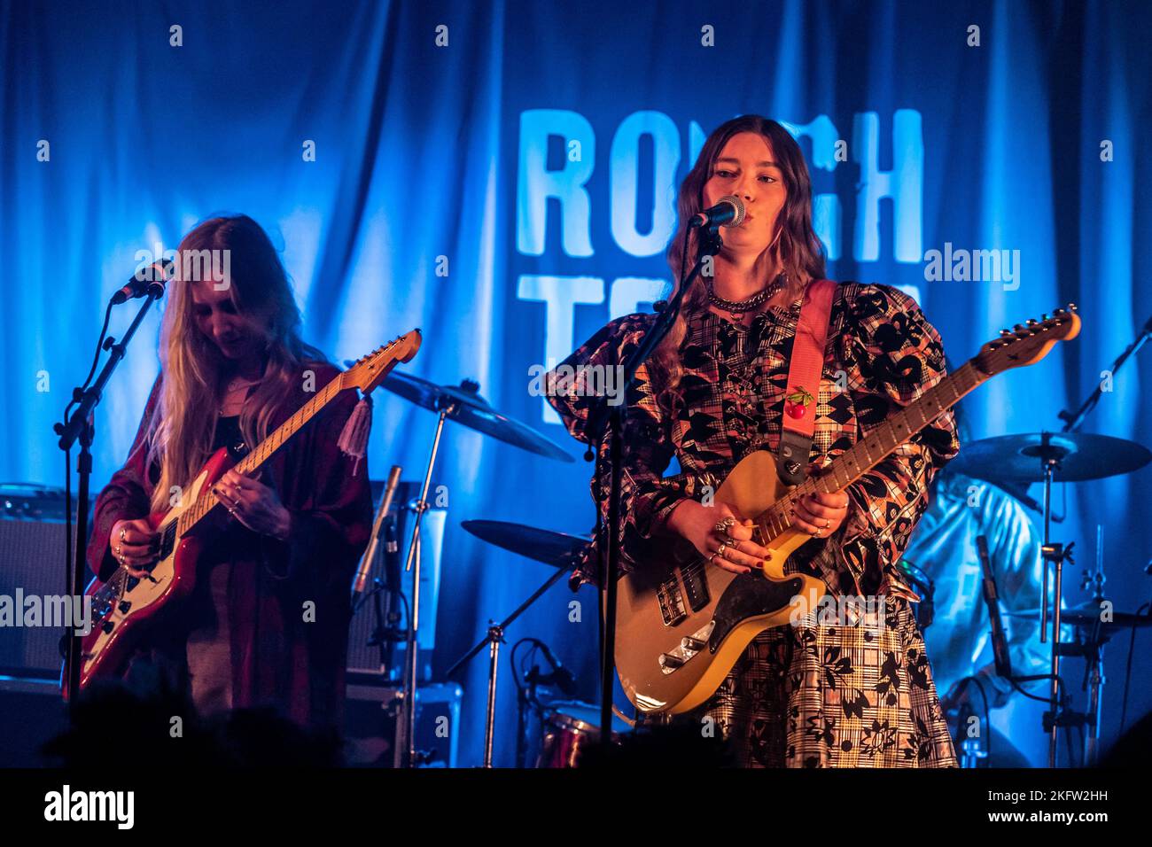 WET LEG - Rhian Teasdale and Hester Chambers performing live with Wet ...