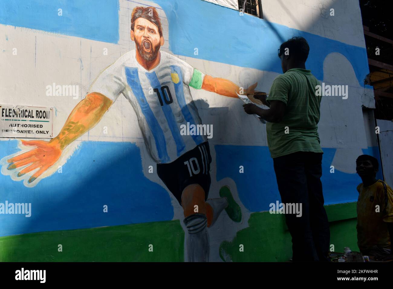 Kolkata, India. 20th Nov, 2022. A painter draws an image of Argentina's ...