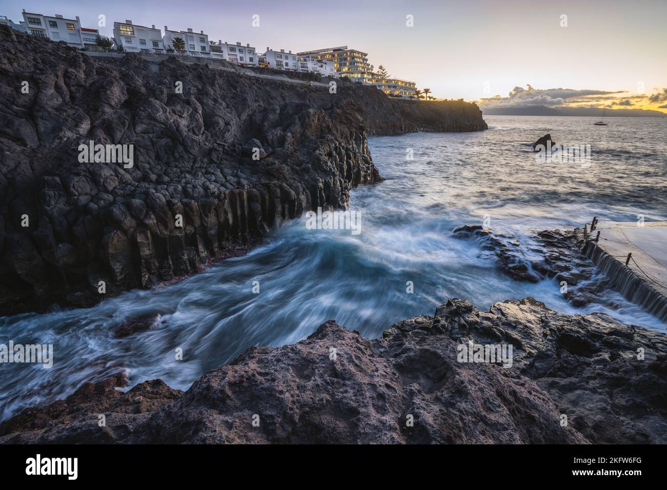 Coastal town of Puerto de Santiago, Acantilado de los Gigantes cliffs ...